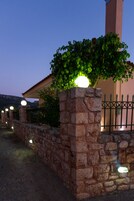 Fachada do alojamento (tarde/noite)