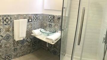 Artigos de higiene pessoal grátis, um secador de cabelo, um bidé