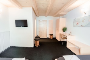Quarto Duplo, várias camas | Cofre no quarto, secretária, berços/camas para crianças 