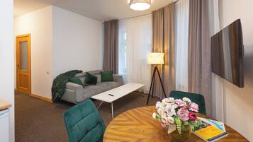 Apartamento superior | Área de estar | TV de tela plana