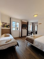 Quarto Triplo | Com decoração personalizada, com mobília individualizada