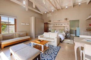 Estúdio luxo | Área de estar | TV de tela plana