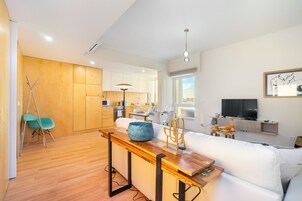 Apartamento, 2 quartos (10A) | Sala de estar | TV de ecrã plano 