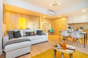 Apartamento, 2 quartos (10A) | Sala de estar | TV de ecrã plano 