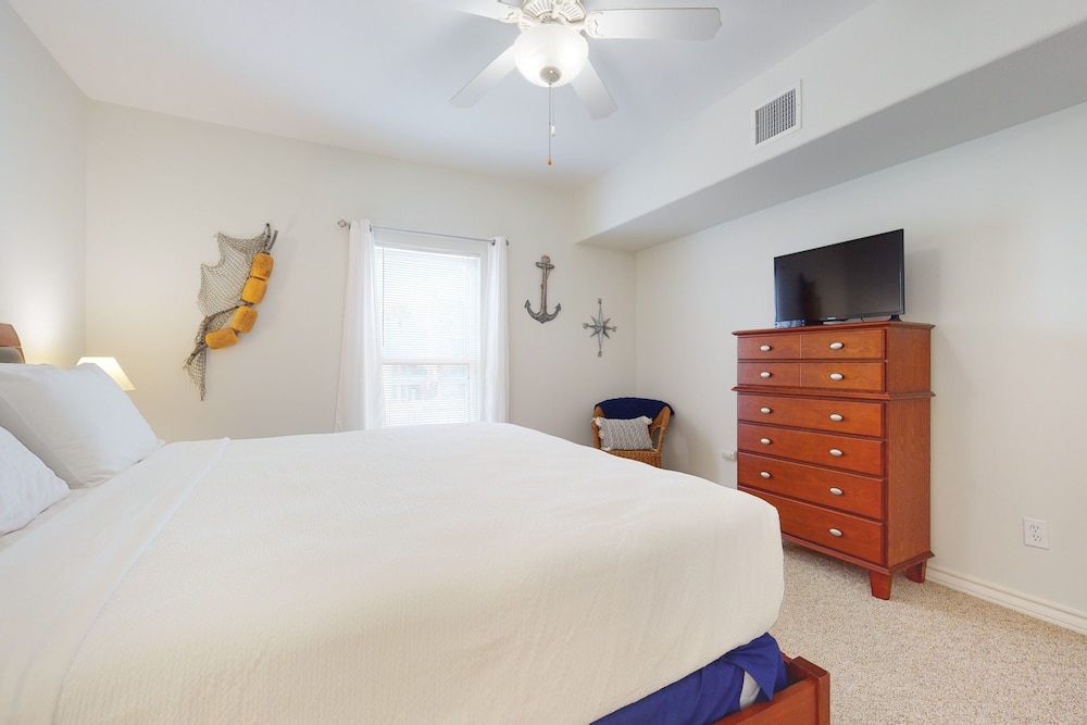 Beautiful Condo Near The Beach With Pool, Waterfront Balcony, Ac & Washer/dryer - Corpus Christi, TX