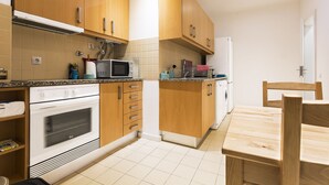 Apartamento, 2 quartos | Cozinha privada | Uma máquina de café expresso, uma cafeteira/bule, um frigorífico