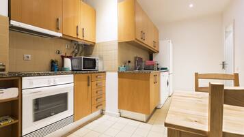 Apartamento, 2 quartos | Cozinha privada | Um frigorífico, um micro-ondas, um forno, uma placa de cozinha