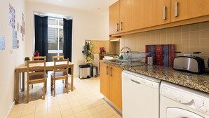 Apartamento, 2 quartos | Cozinha privada | Uma máquina de café expresso, uma cafeteira/bule, um frigorífico