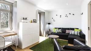 Apartamento, 2 quartos | Sala | TV de ecrã plano