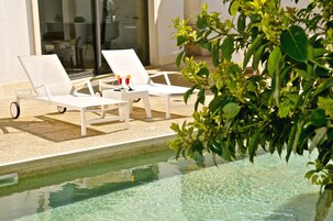 Piscina exterior, espreguiçadeiras 