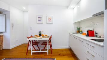 Apartamento, 1 quarto | Kitchenette privada | Um frigorífico/congelador grande, um micro-ondas, um forno