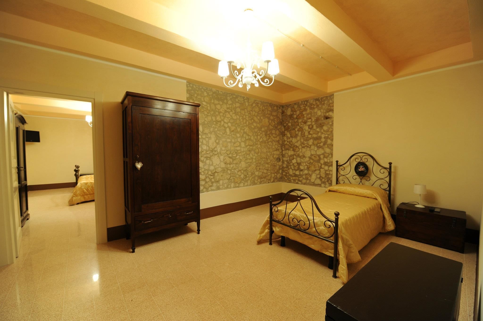 Quarto com cama, guarda-roupa e candelabro.