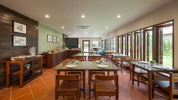 Café da manhã com buffet todos os dias (THB 150 por pessoa)