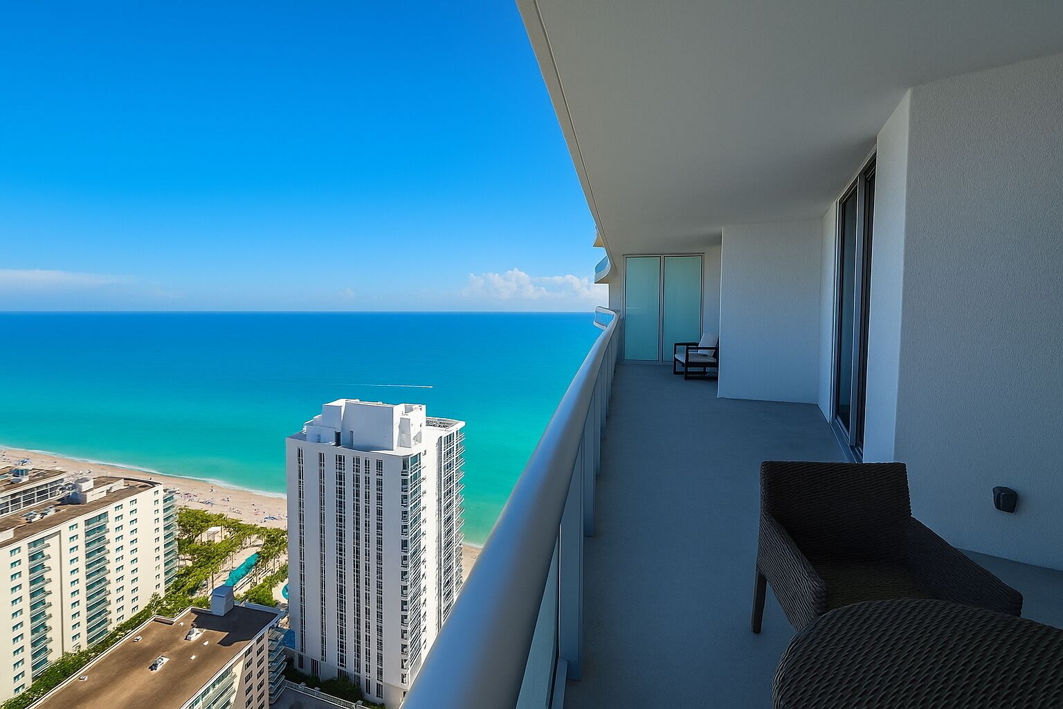 Uma varanda com vista para o oceano e a praia.