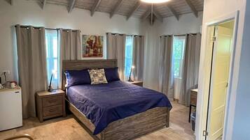 Quarto standard, 1 cama Queen, para não fumantes | Cofres nos quartos, individualmente decorados