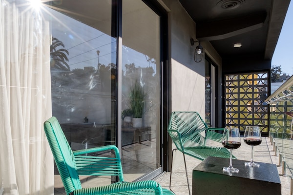 Two-Bedroom Apartment with Balcony | Varanda