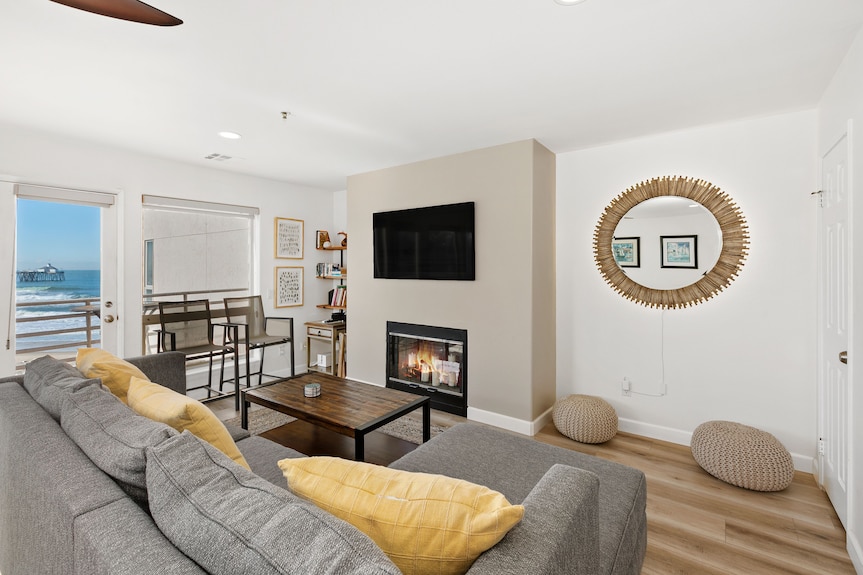 Overlook The Ocean And Pier In This 2 Bedroom/2 Bath - Mission Valley - San Diego