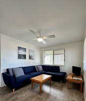 Cabana standard, 2 quartos | Área de estar | TV LCD