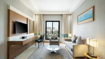 Suite Premium, 2 quartos, fumadores | Sala | Televisor LED de 43 polegadas com canais via satélite, televisor