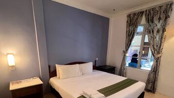 Quarto Duplo Standard | Minibar, secretária, secretária adequada para computadores portáteis