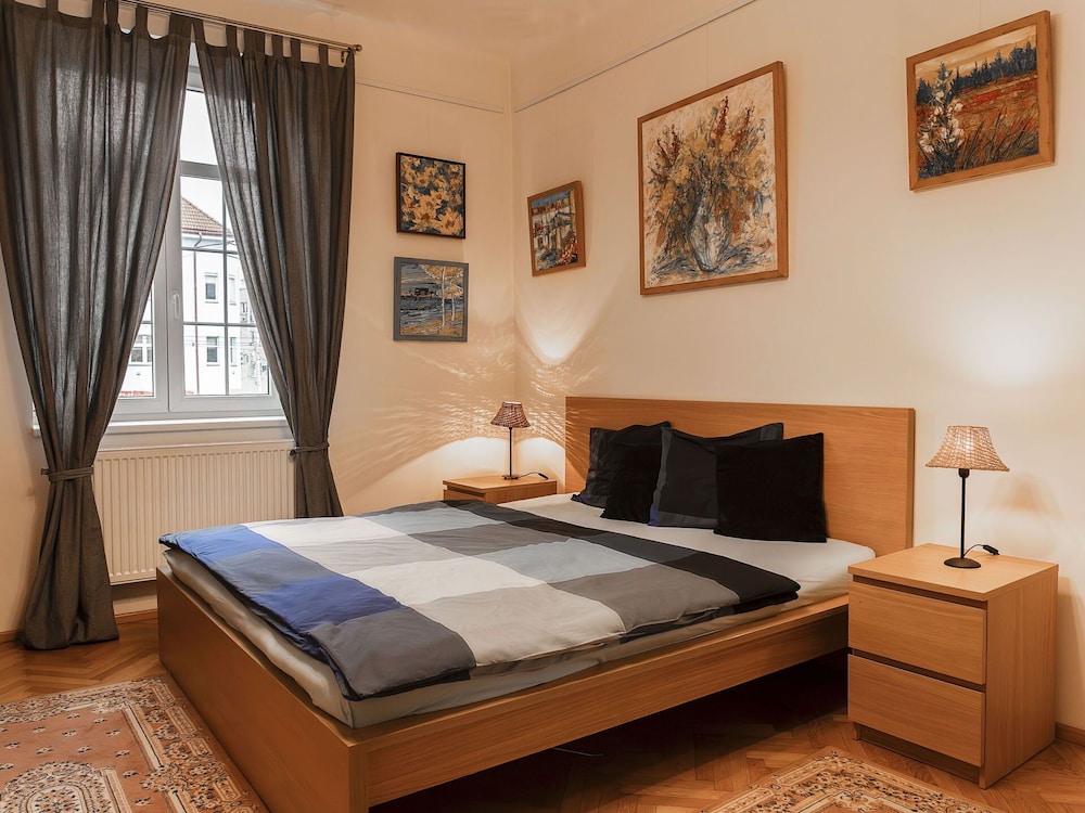 Atemberaubendes Ferienhaus Für 8 Leute Mit Whirlpool, W-lan, Tv, Haustiere Erlaubt Und Parkplatz - Prag