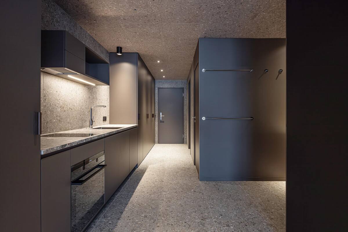 Uma cozinha moderna com eletrodomésticos embutidos, bancada de granito e design elegante.
