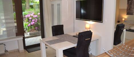 Apartamento, 1 cama queen-size, terraço | Sala de estar | TV de ecrã plano