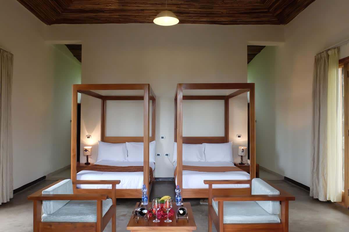 Quarto Twin | Cofre no quarto, com decoração personalizada
