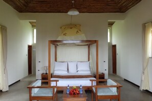 Quarto casal standard de uso individual, em dormitório misto, vista para o jardim | Cofres nos quartos, individualmente decorados