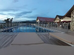 Piscina externa, barracas de cortesia, guarda-sóis