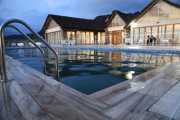 Piscina exterior, toldos gratuitos, guarda-sóis