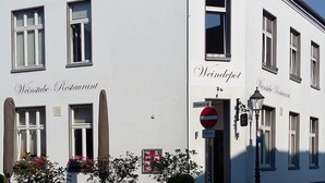 Um edifício branco com a placa 