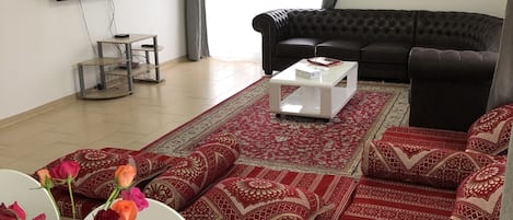 Apartamento, 2 quartos | Cofre no quarto, com mobília individualizada