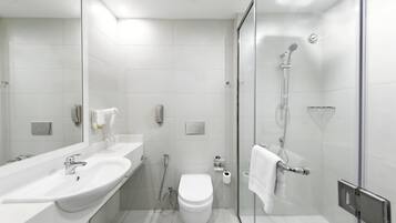 Produtos de toalete grátis, secador de cabelo, toalhas de banho