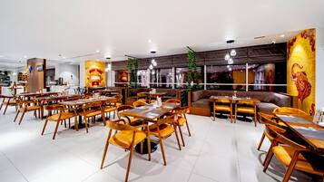 Café da manhã com buffet todos os dias (AED 20 por pessoa)