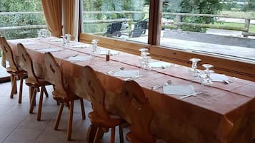 Almoços e jantares servidos, incluindo cozinha local