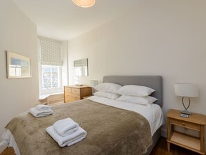 Apartamento, várias camas | Casa de banho | Uma combinação polibã/banheira, uma banheira de imersão total 