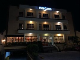 Fachada do alojamento (tarde/noite)