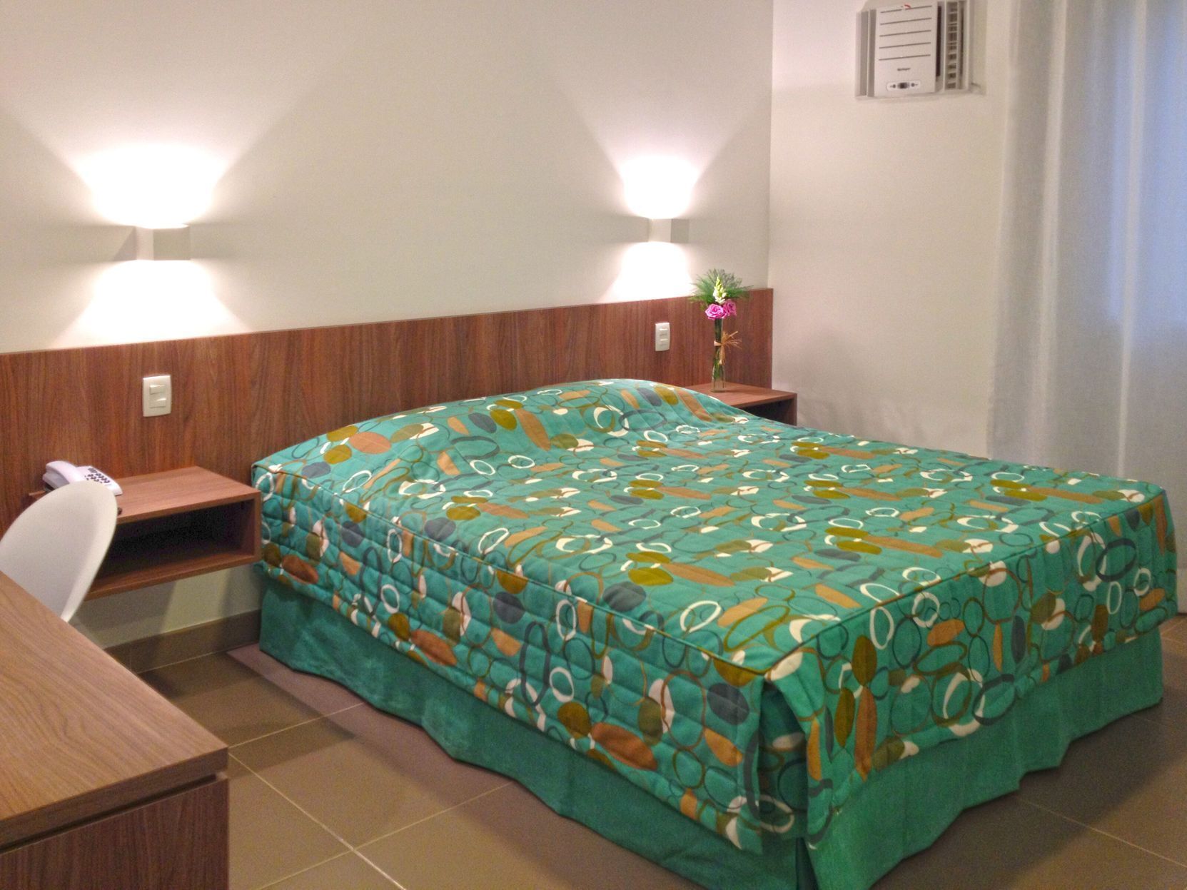 Roupas de cama premium, frigobar, cofres nos quartos