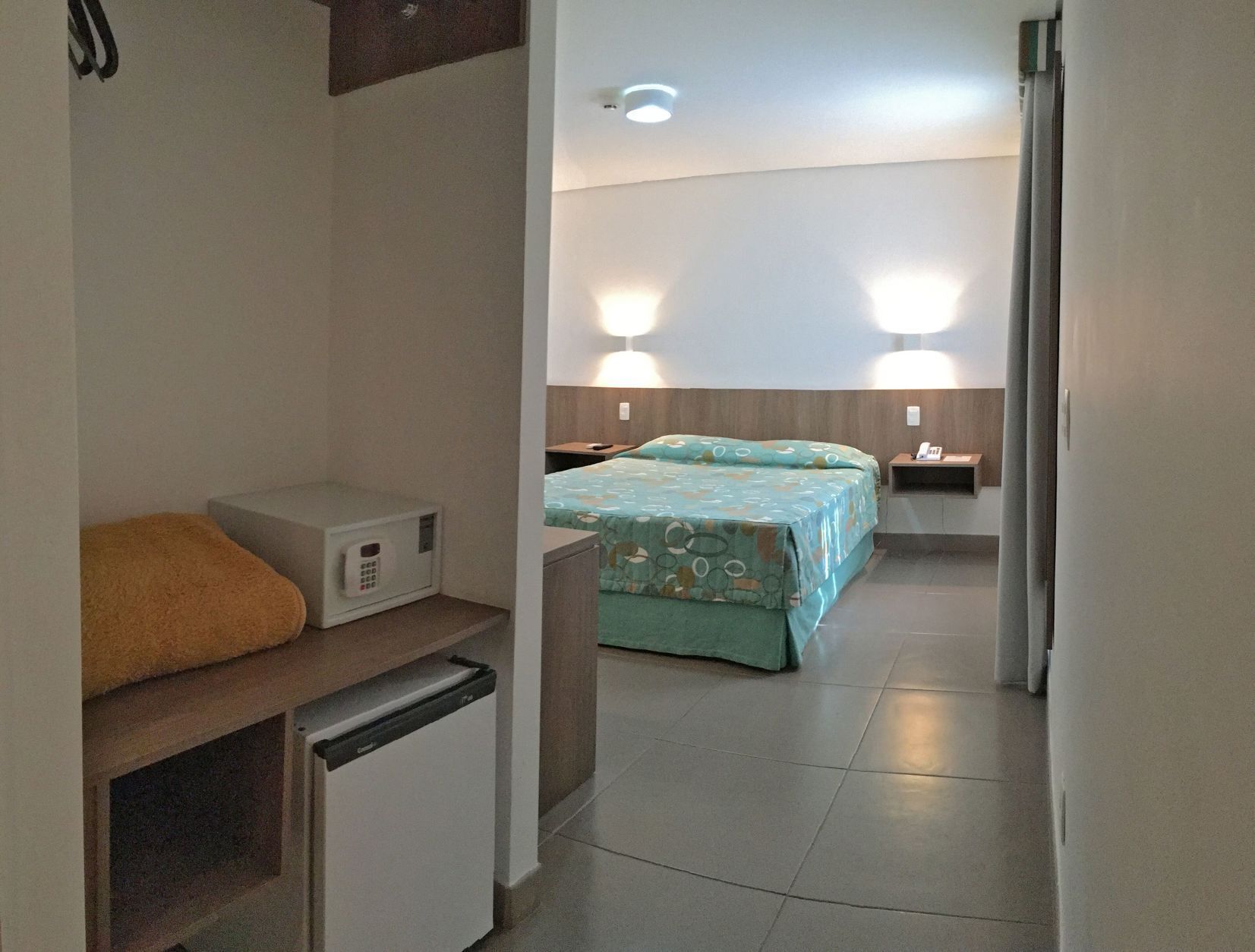 Roupas de cama premium, frigobar, cofres nos quartos