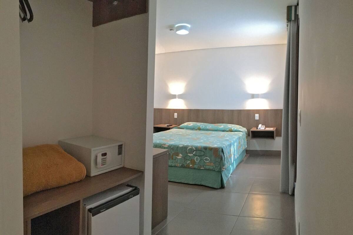 Roupas de cama premium, frigobar, cofres nos quartos