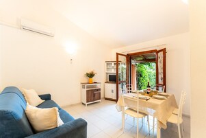 Apartamento, 2 quartos (5) | Sala de estar | TV de ecrã plano