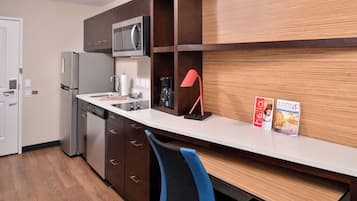 Estúdio, 1 cama King e sofá-cama, para não fumantes | Cozinha privada | Geladeira grande, micro-ondas, cooktop, lava-louças