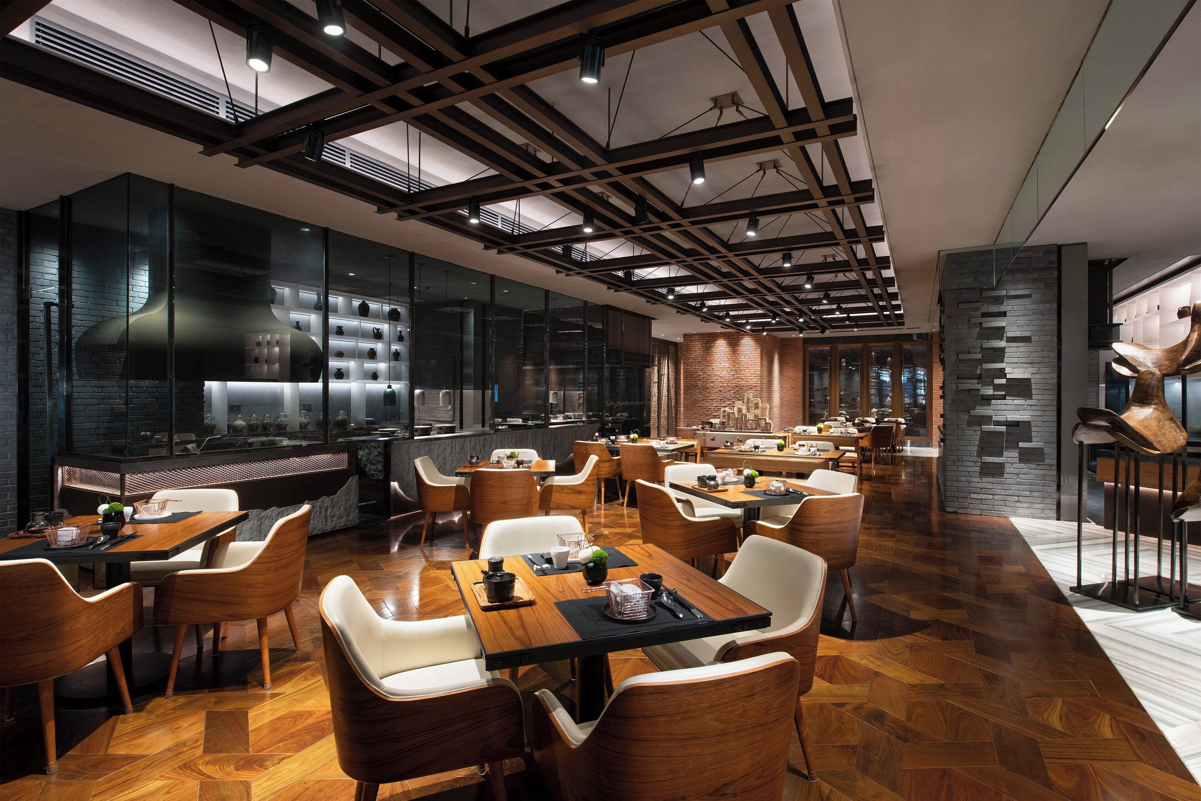 3 restaurantes: servem pequenos-almoços, almoços e jantares