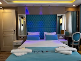Quarto casal superior | Roupas de cama premium, cofres nos quartos, cortinas blackout