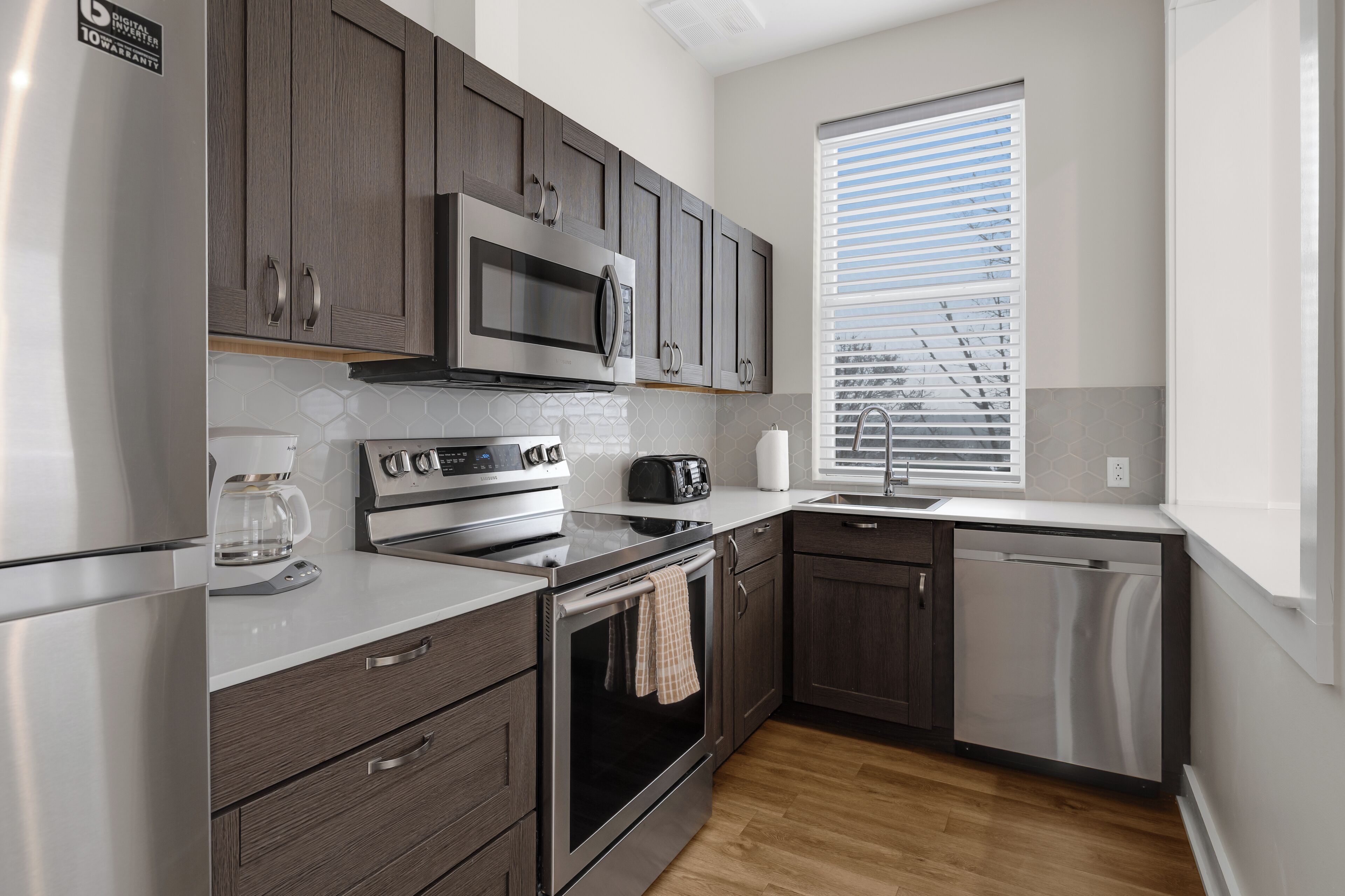 Um frigorífico/congelador grande, um micro-ondas, um forno 