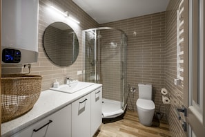 Apartamento luxo, 2 quartos, acessível | Banheiro | Chuveiro, secador de cabelo, piso aquecido, toalhas de banho