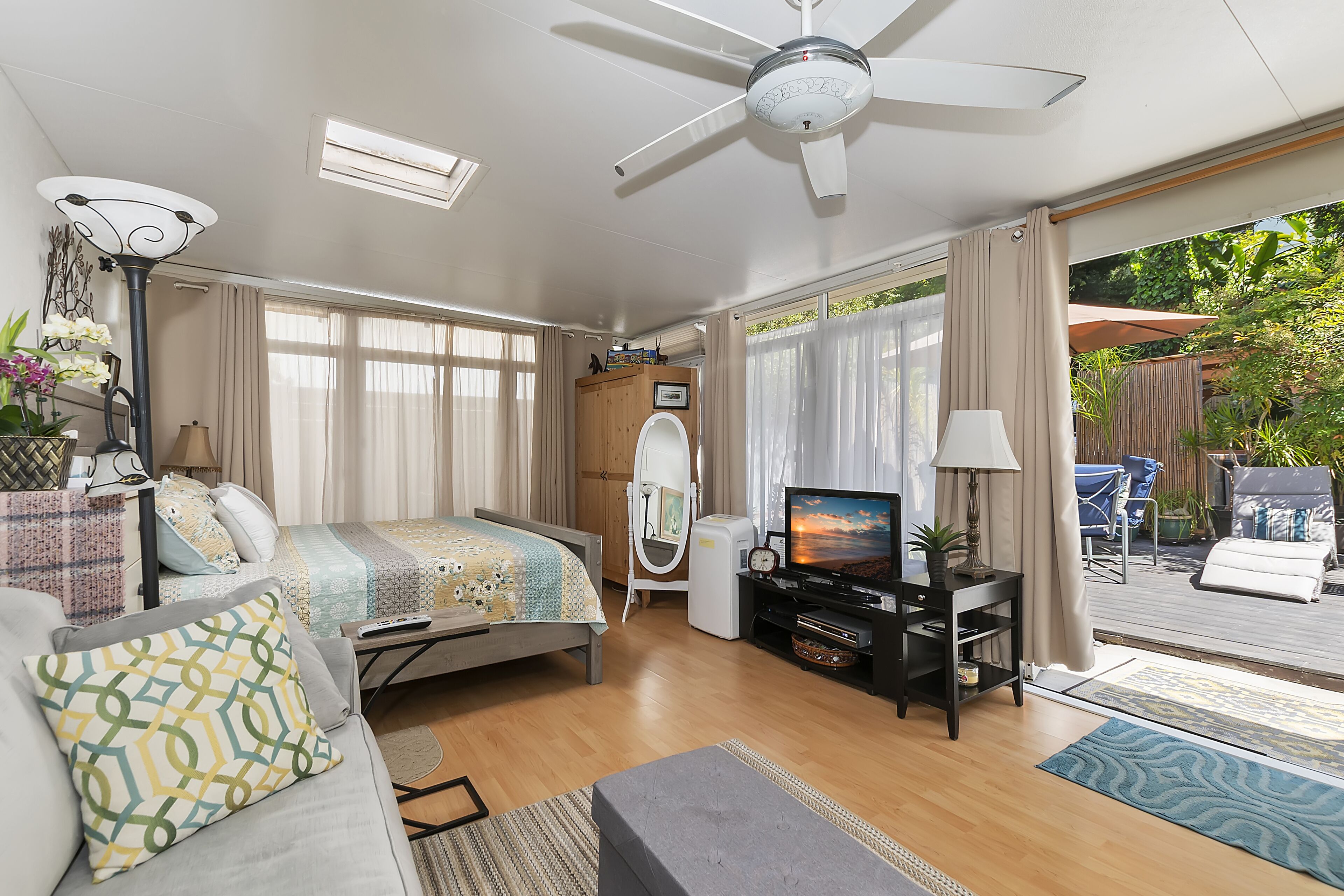 Belle Guestroom Patio Spacieux Avec Belle Terrasse Et Bain à Remous - Los Angeles, CA