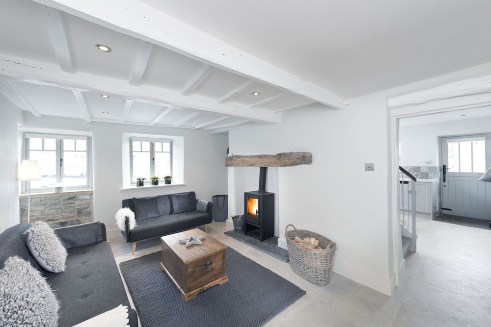 Cosy Contemporary Cottage In Village With Own Courtyard & Original Features. - Castleton