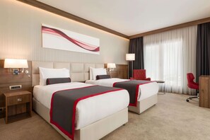 Roupa hipoalergénica, minibar, cofre no quarto, secretária 